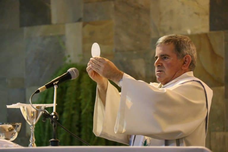 Padre Roberto completa 30 anos de ordenação sacerdotal – Lafaiete Agora