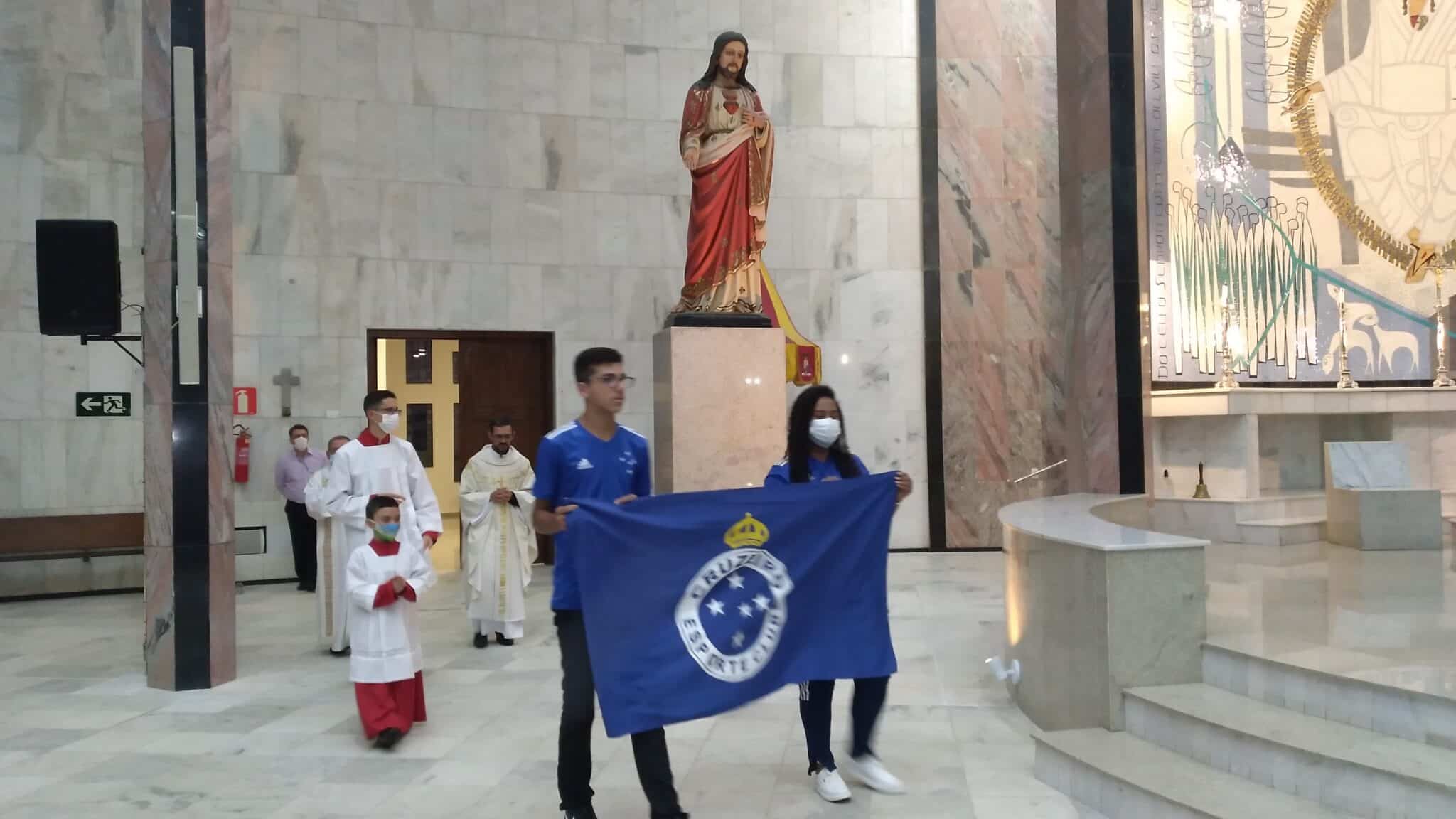 Torcedores comemoram o aniversário do Cruzeiro com missa em ação de ...